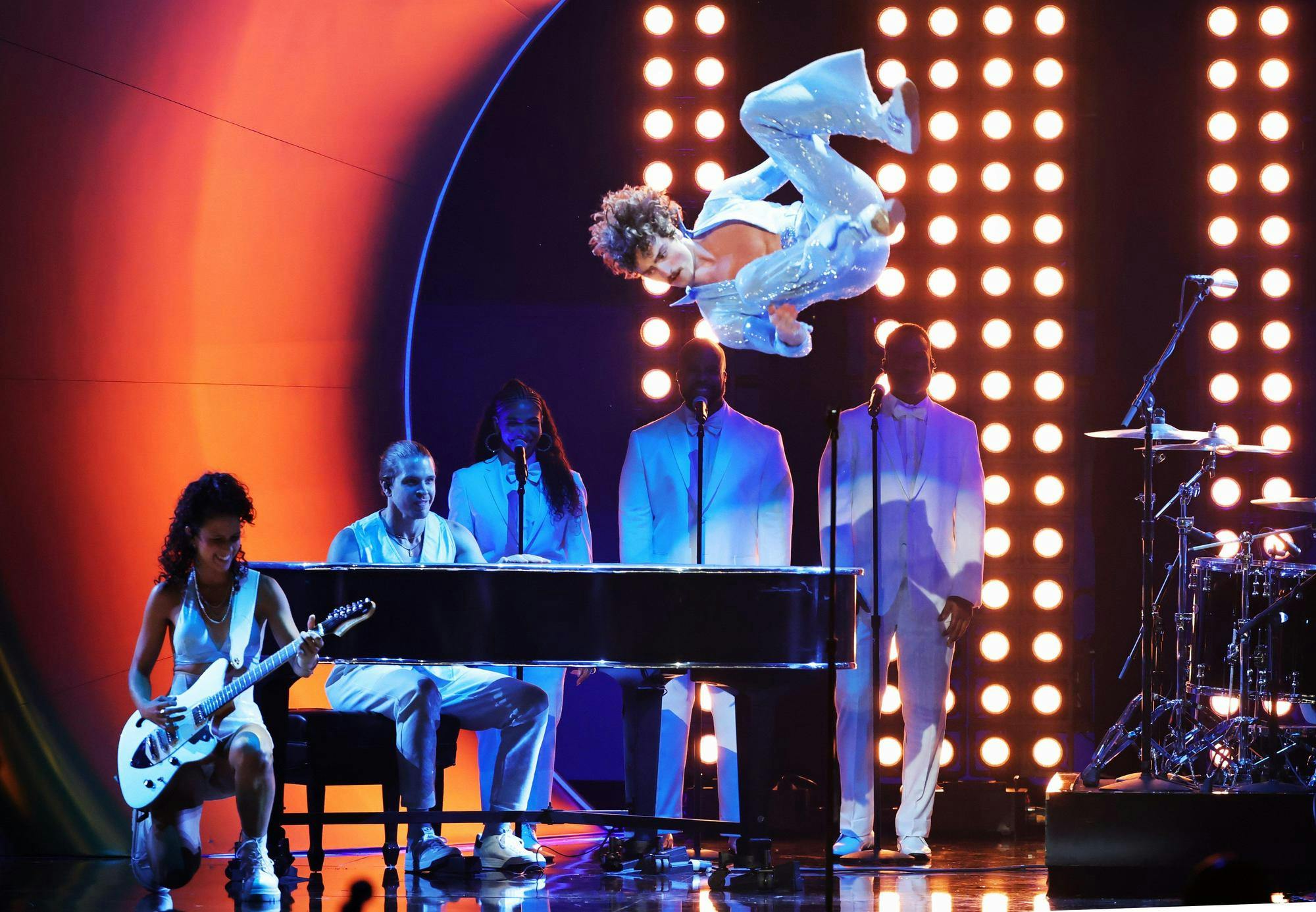 Benson Boone Brings Out Sister Claire During Live Show and Her Voice ...