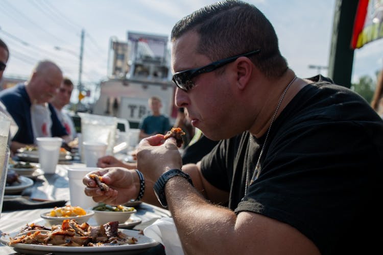 Battle of the Badges: Rib-Eating Competition - Ball State Daily