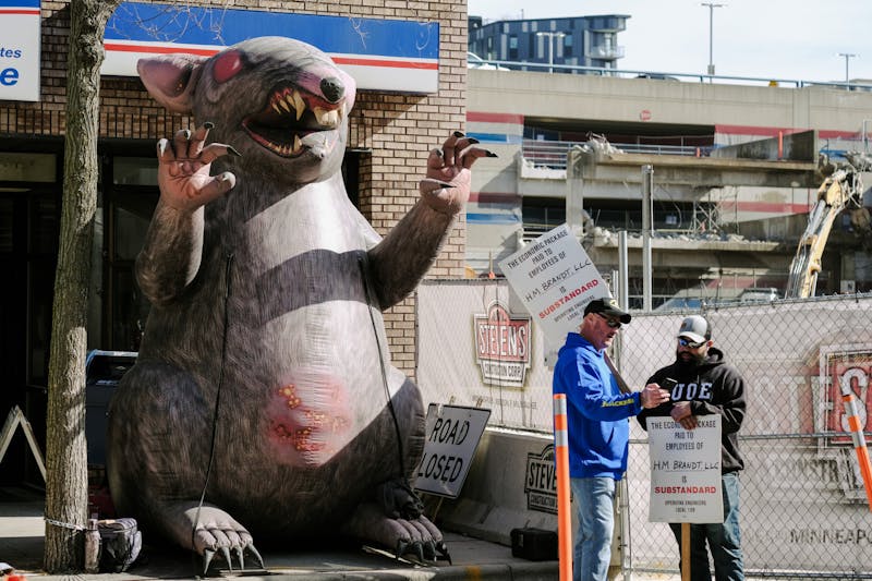 Scabby the Rat highlights labor struggles on N. Lake St. - The Daily ...