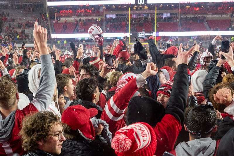 U-double who? Wisconsin stuns Washington 13-10, students rush field ...