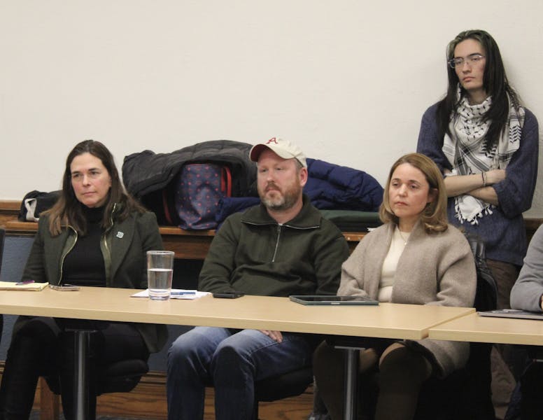 DSG presses Beilock on campus immigration measures - The Dartmouth