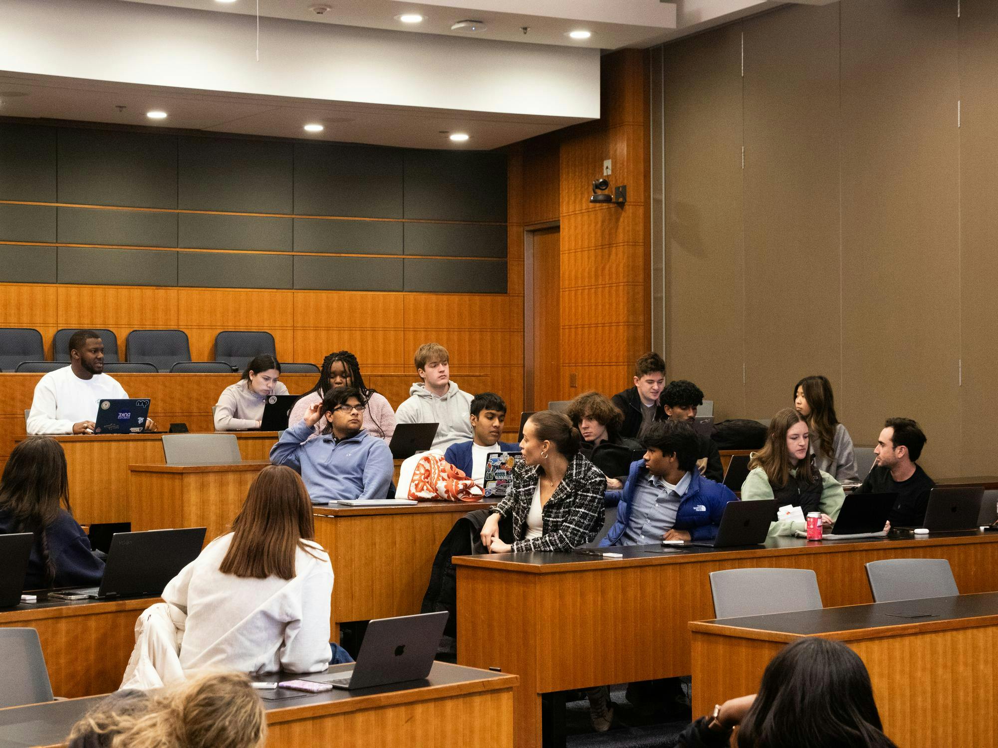 Durham mayor Leonardo Williams speaks to DSG senators - The Chronicle