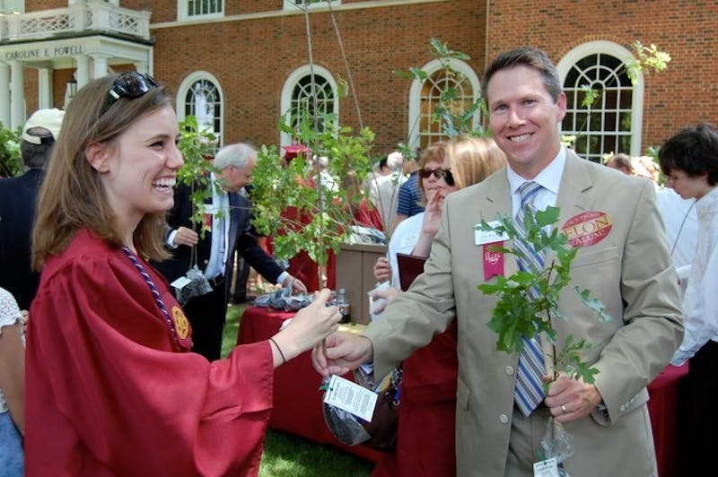 Elon’s oak-giving custom lives on - Elon News Network