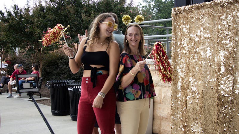 Elon University students, families enjoy Phoenix Fan Fest after ...