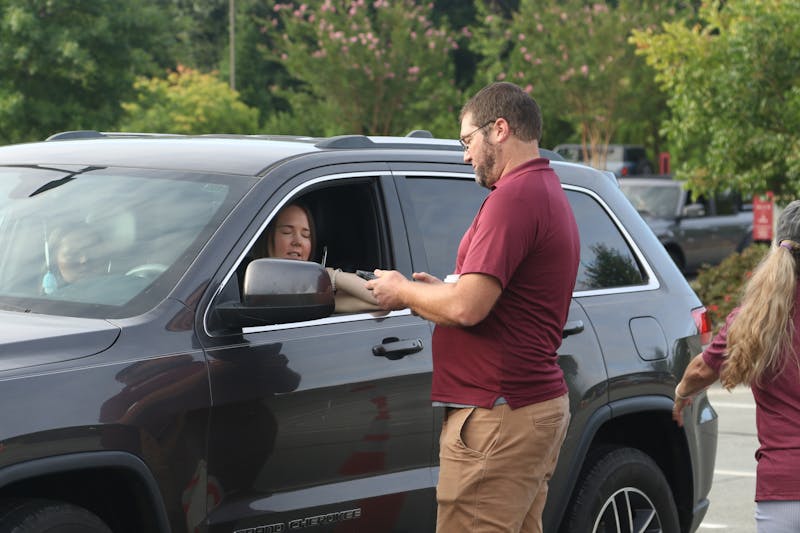 Families arrive on campus for Elon University’s new student move in day ...