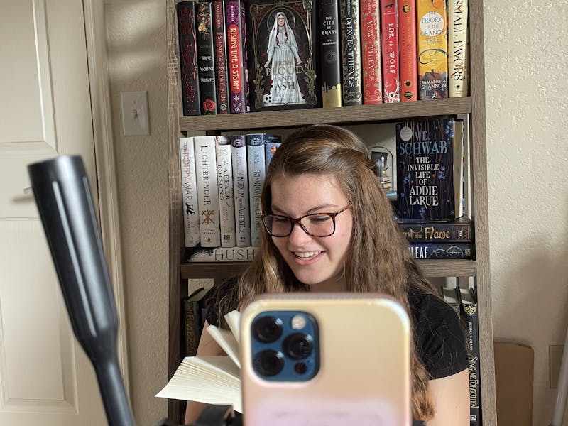 BookTok influencer reignites passion for reading on TikTok - Elon News ...