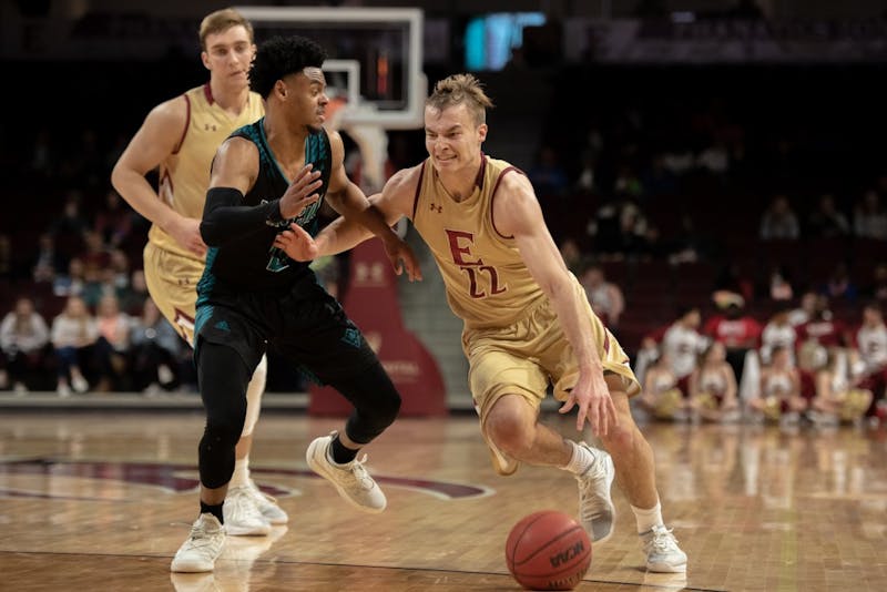 Santa Ana leads men's basketball to scorch Seahawks - Elon News Network