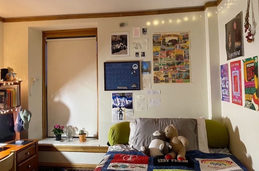 GoogleDrive_Dorm-Rooms-Maeves-Room-900x596 - The Middlebury Campus