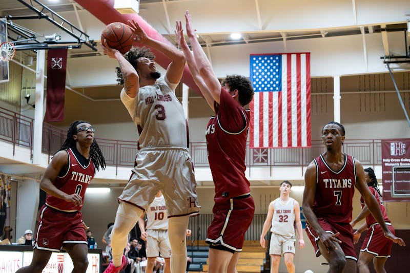 Holy Cross College basketball teams finish 1-2 over the past week - The ...