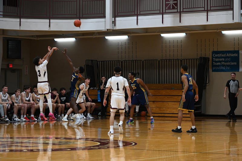 Holy Cross men’s basketball falls in CCAC opener - The Observer