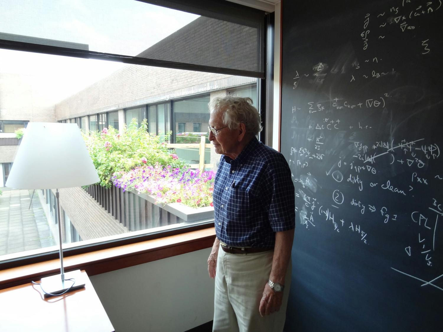 Physics professor emeritus and Nobel laureate Phil Anderson dies at age ...