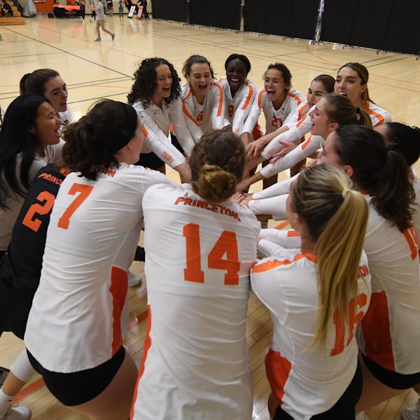 Women’s volleyball cruises to 10th-straight win with back-to-back ...