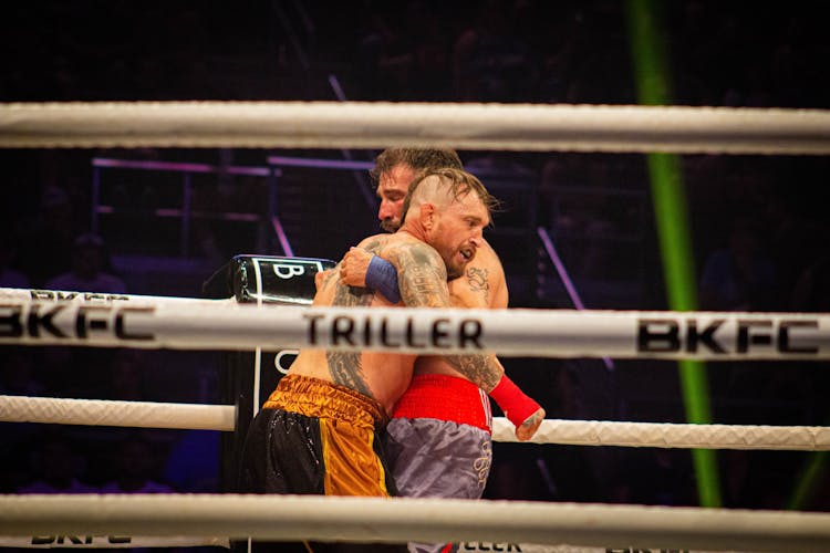 Women Bring The Thunder To Bare Knuckle Fighting The Daily Lobo 