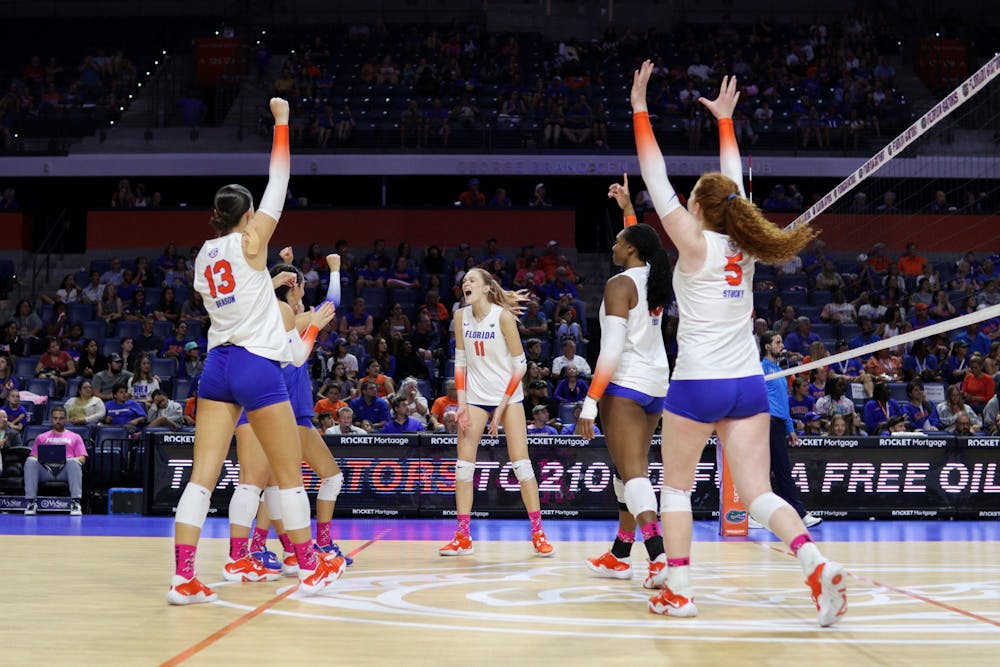 No 14 Gators Defeat Arkansas In Five Sets Sweep Weekend The