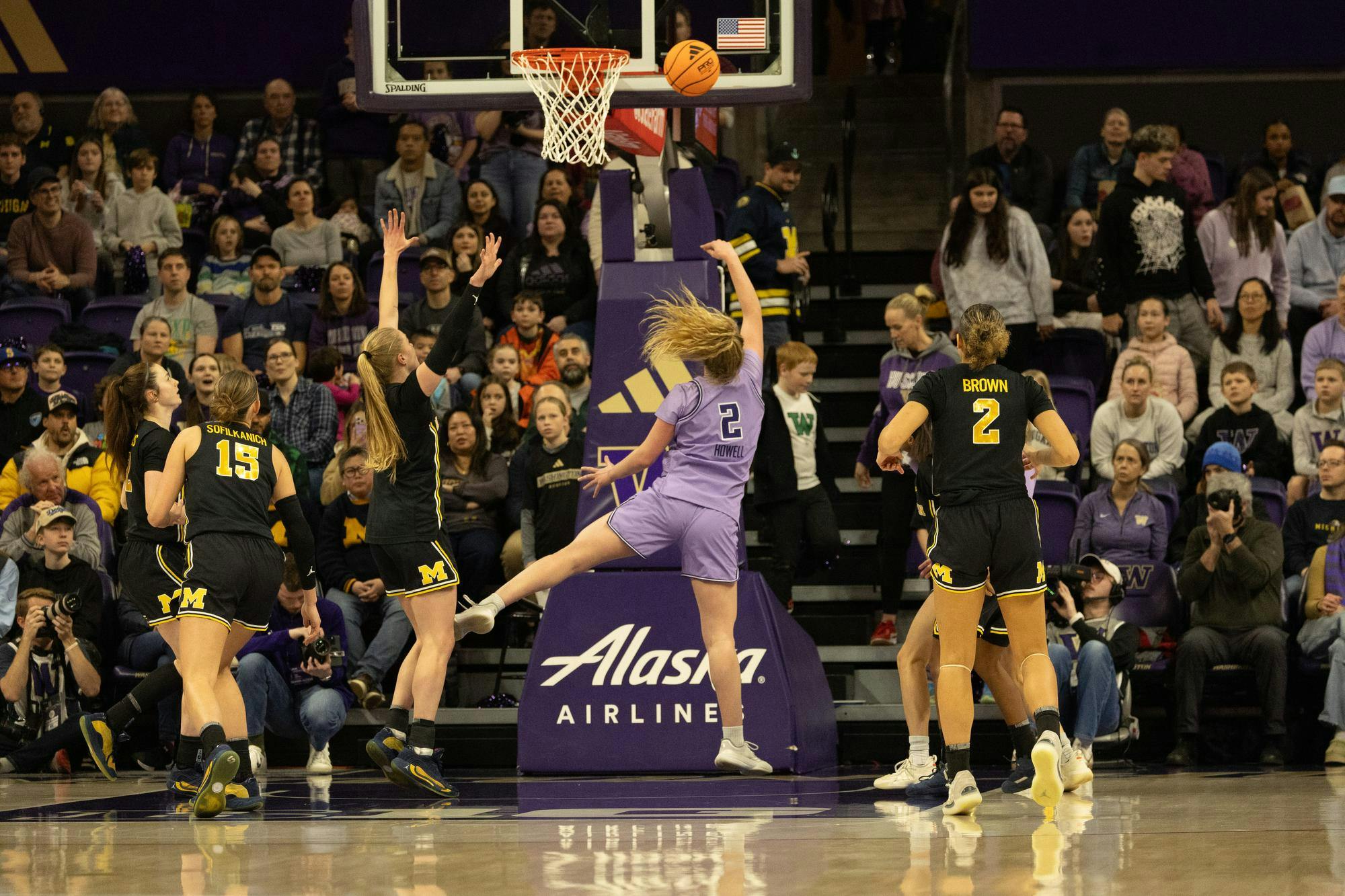 Avery Howell leads Washington women’s basketball to upset of No. 6 ...