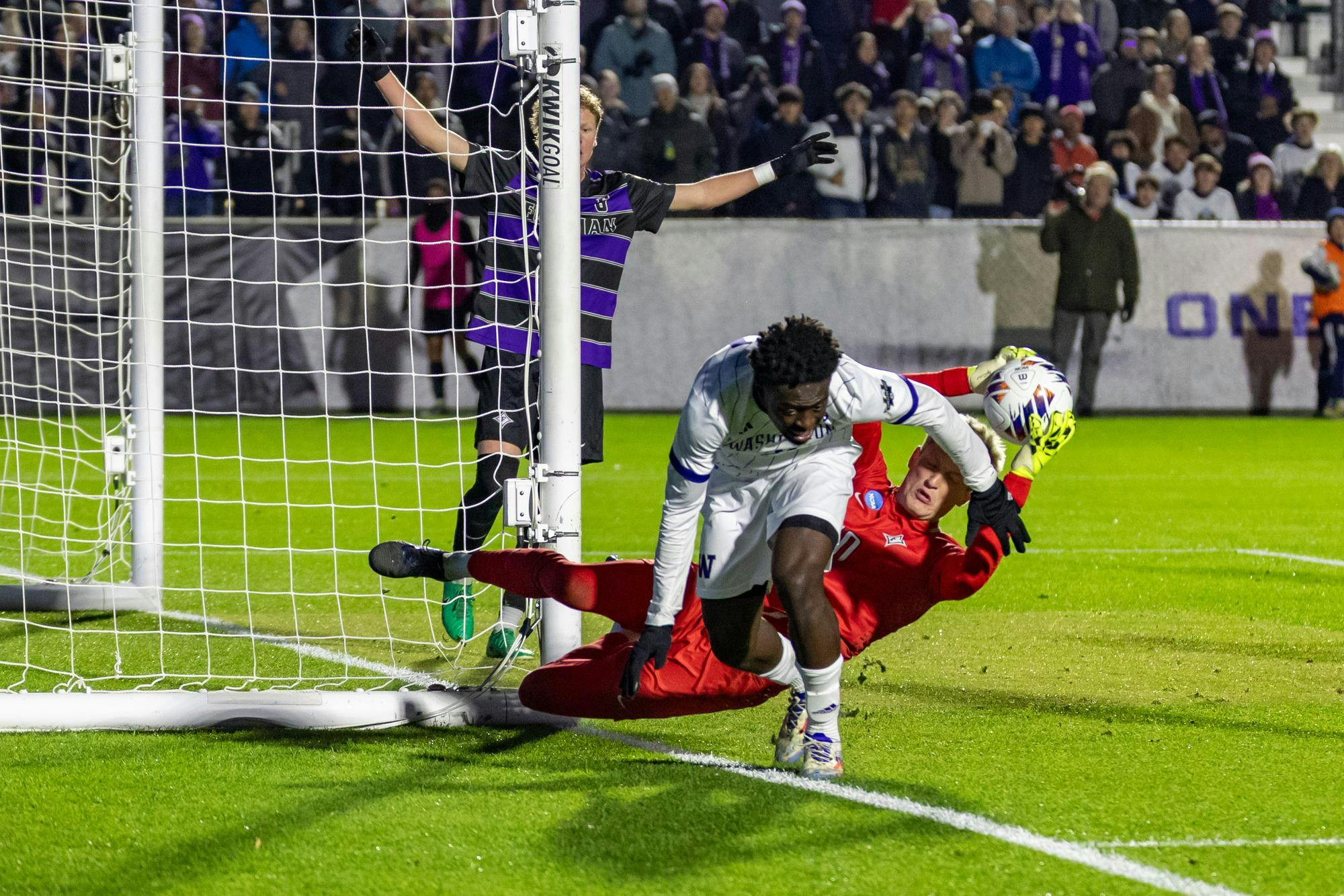 Washington men’s soccer advances to College Cup Final, defeating Furman ...
