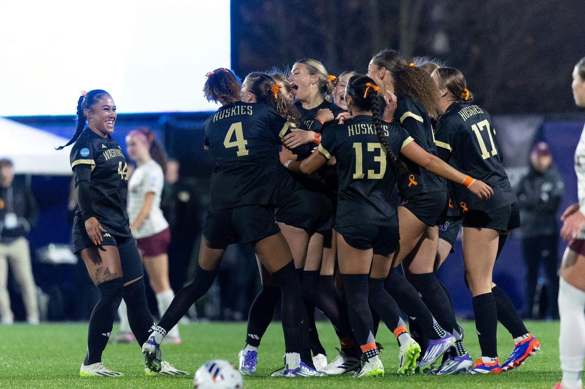 Washington women’s soccer advances to Elite Eight, defeating Virginia 5 ...