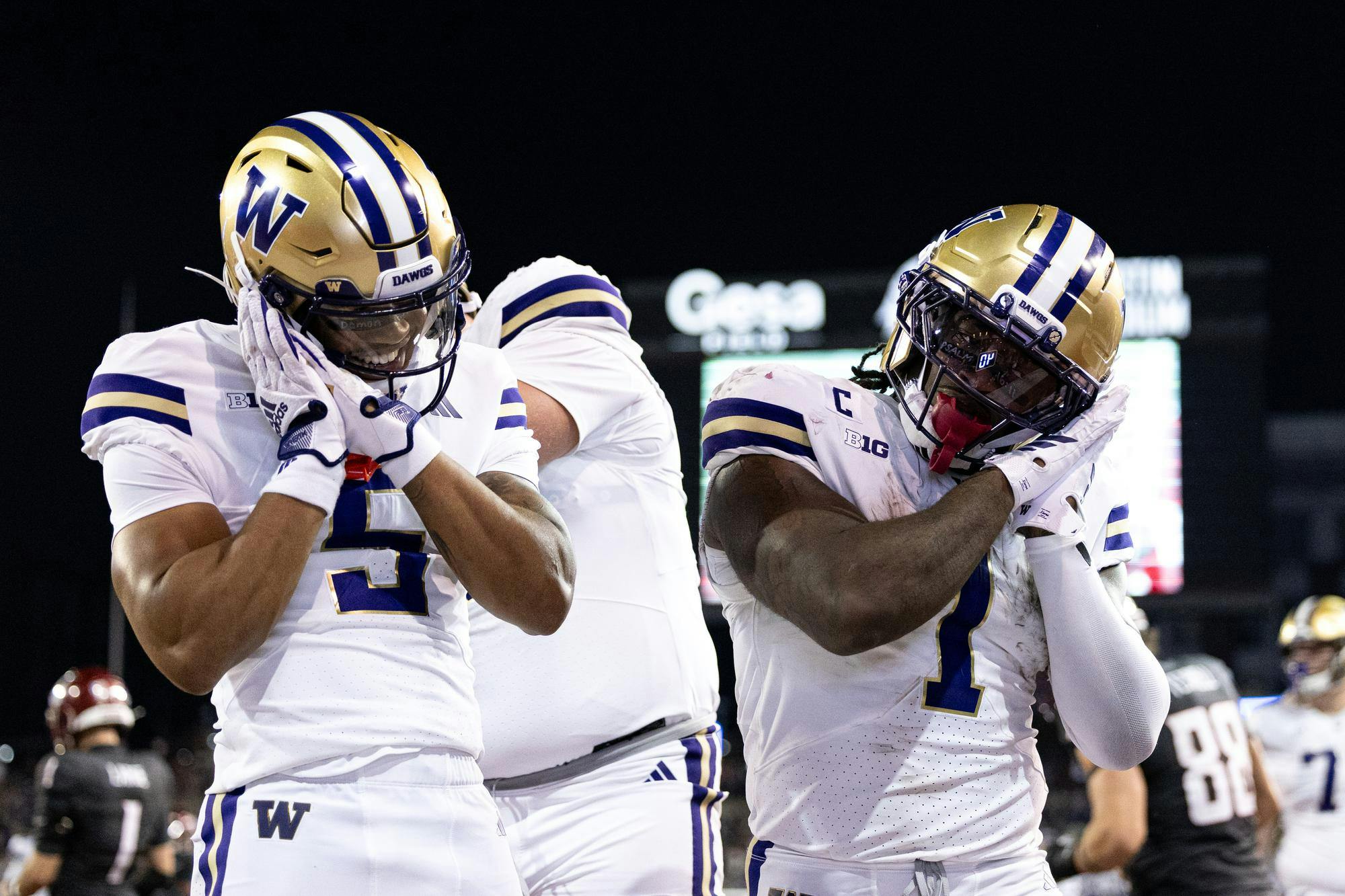 Washington wins record-breaking Apple Cup behind dominant fourth ...